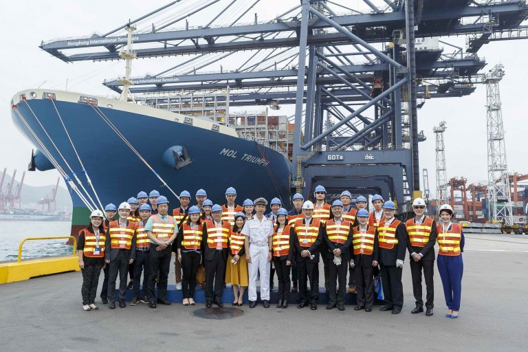 World's largest containership MOL Triumph calls at Hong Kong - port.today